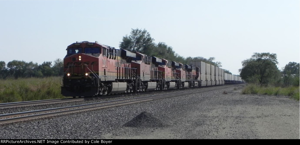 BNSF 7028 (GE ES44C4) leads EB Z-Train